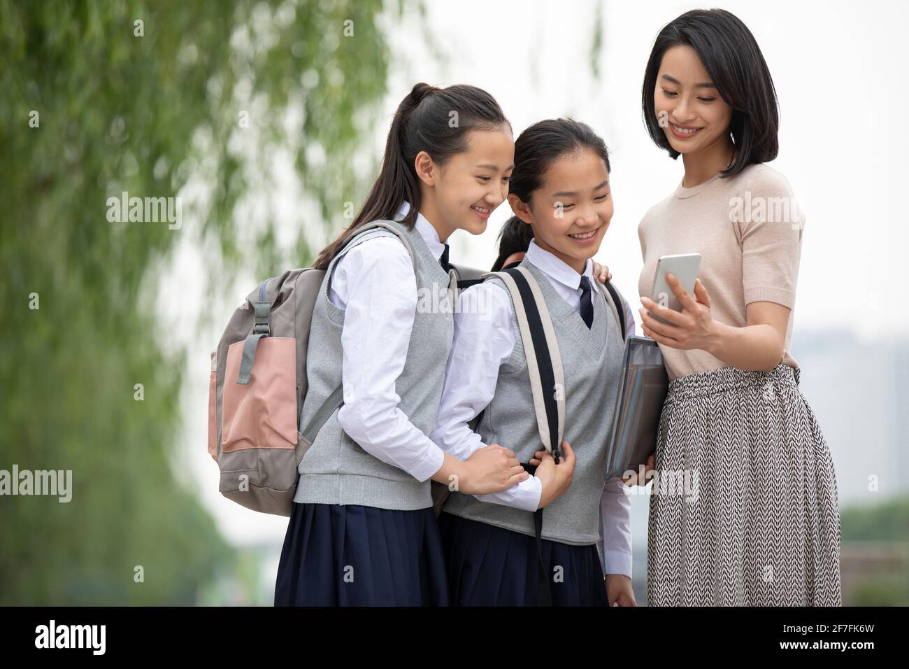 Teacher showing students smartphone Stock Photo - Alamy