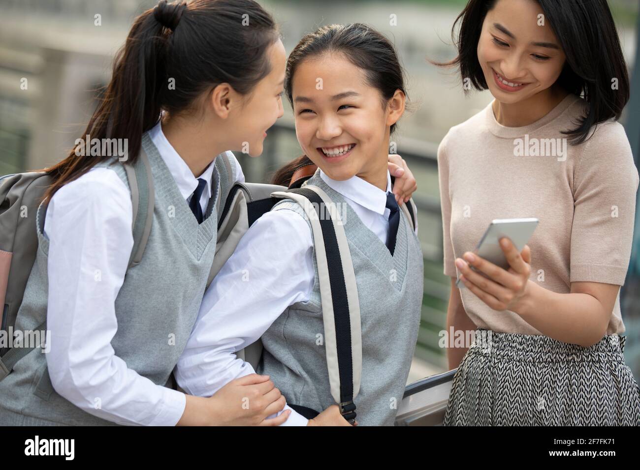 Teacher showing students smartphone Stock Photo - Alamy