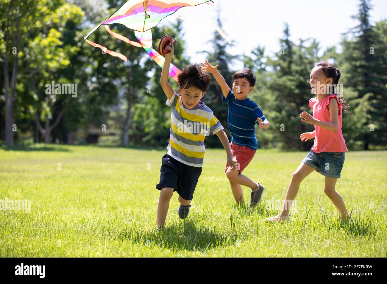 Chinese children flying kite asian hi-res stock photography and images ...