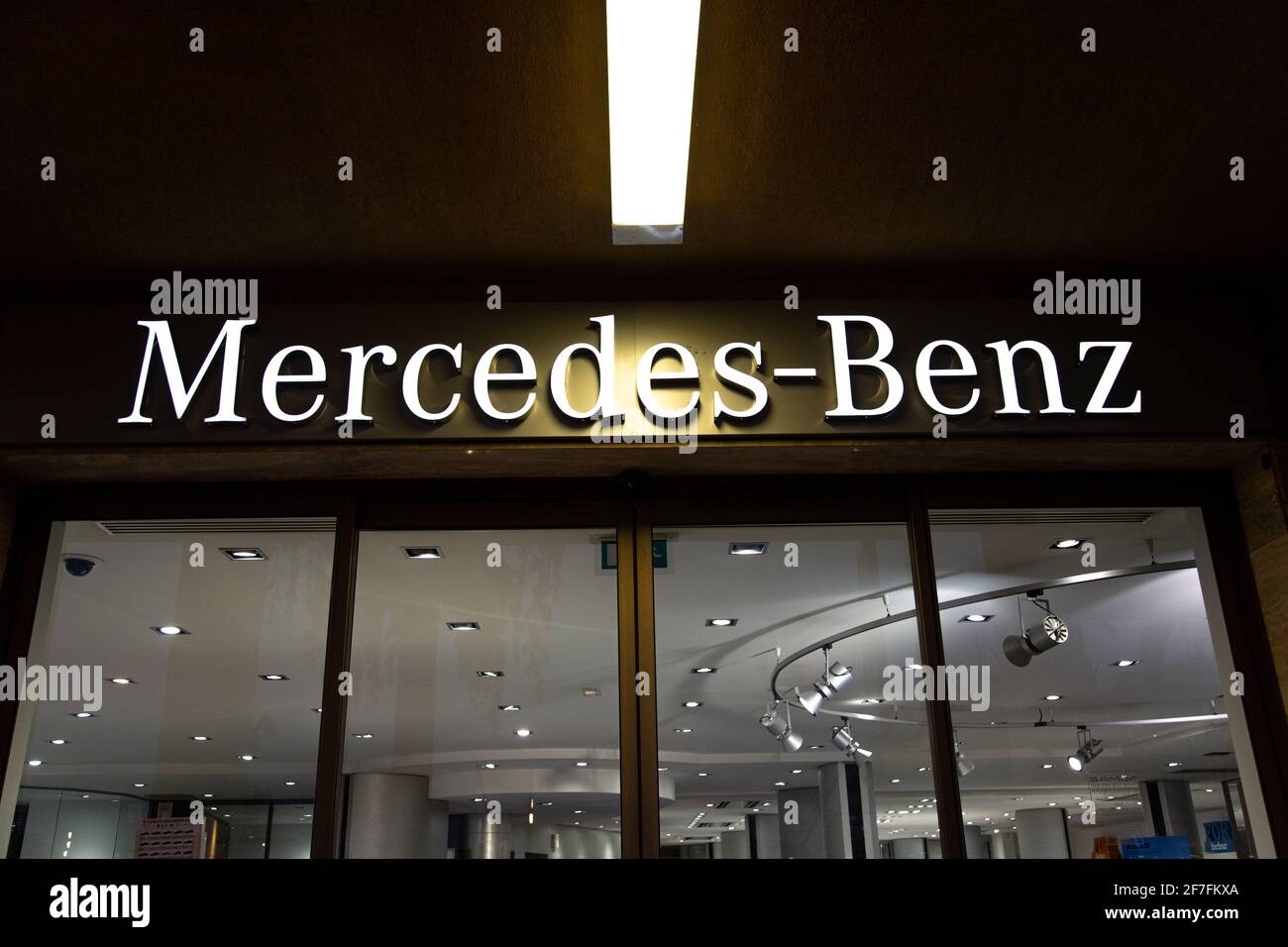 Mercedes - Benz logo showroom Stock Photo - Alamy