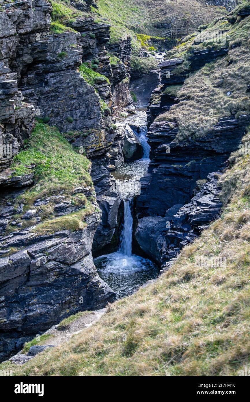 Wet rocks gushing water hi-res stock photography and images - Alamy
