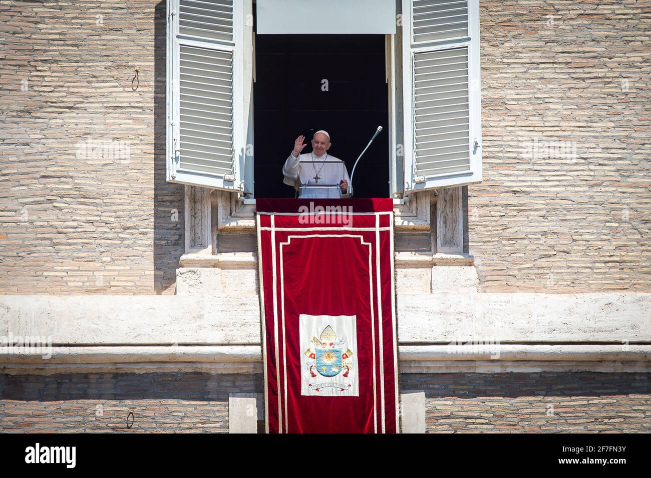 Pope Francis delivers his blessing during the Regina Coeli from the ...
