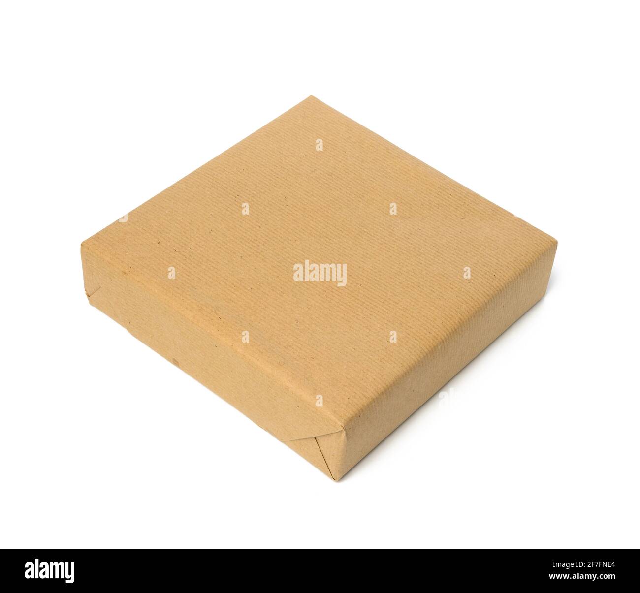 square box wrapped in brown kraft paper, packaging isolated on white ...