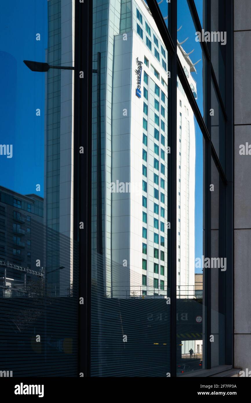 Office block central square hi-res stock photography and images - Alamy