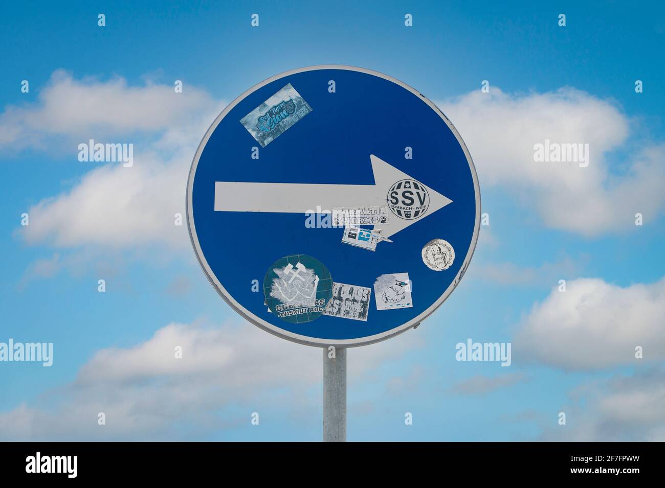 Traffic arrow sign hi-res stock photography and images - Alamy