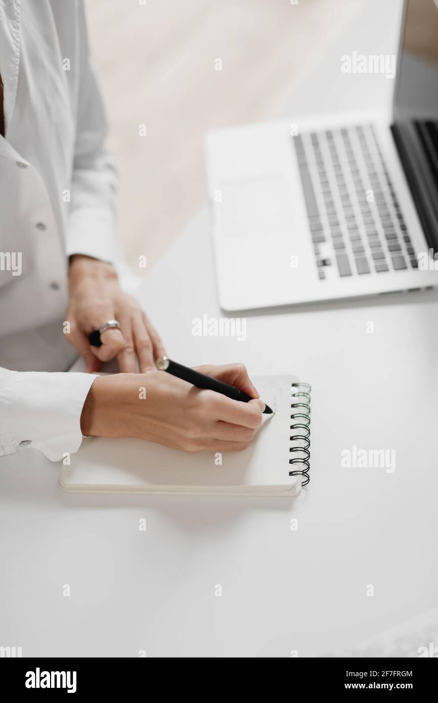Woman notepad in hands hi-res stock photography and images - Alamy