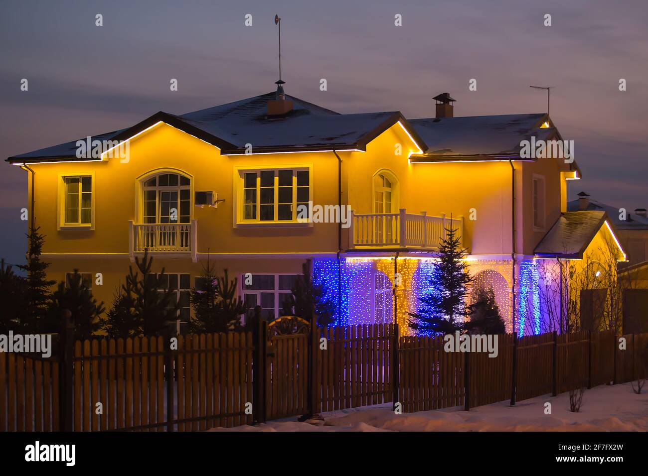 Warm cottage lighting hi-res stock photography and images - Alamy