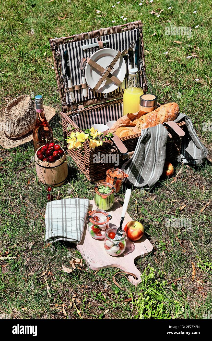 Zero waste picnic al fresco. Vintage picnic basket, hamper with ...