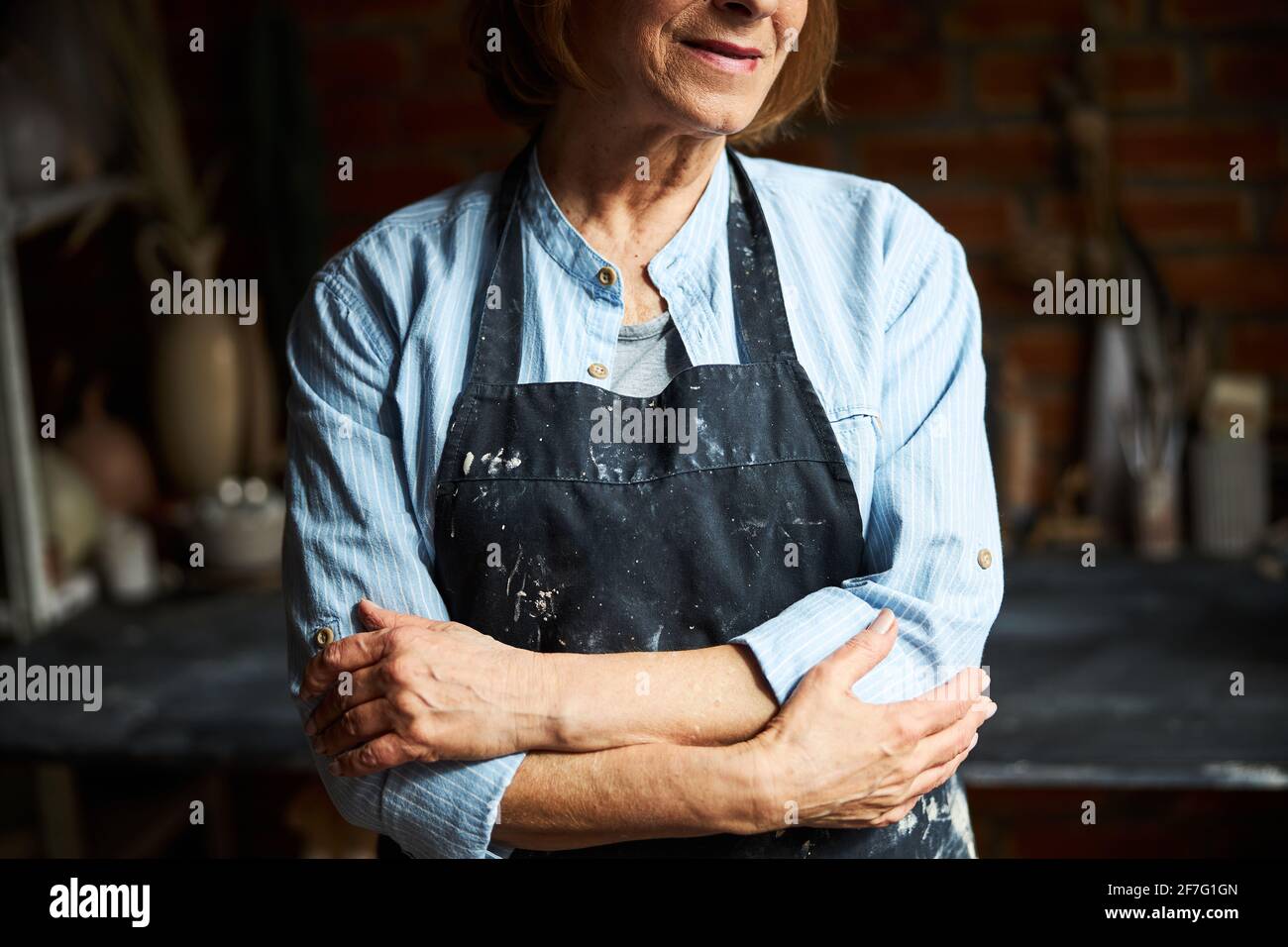 Female ceramic artist standing in pottery workshop Stock Photo - Alamy