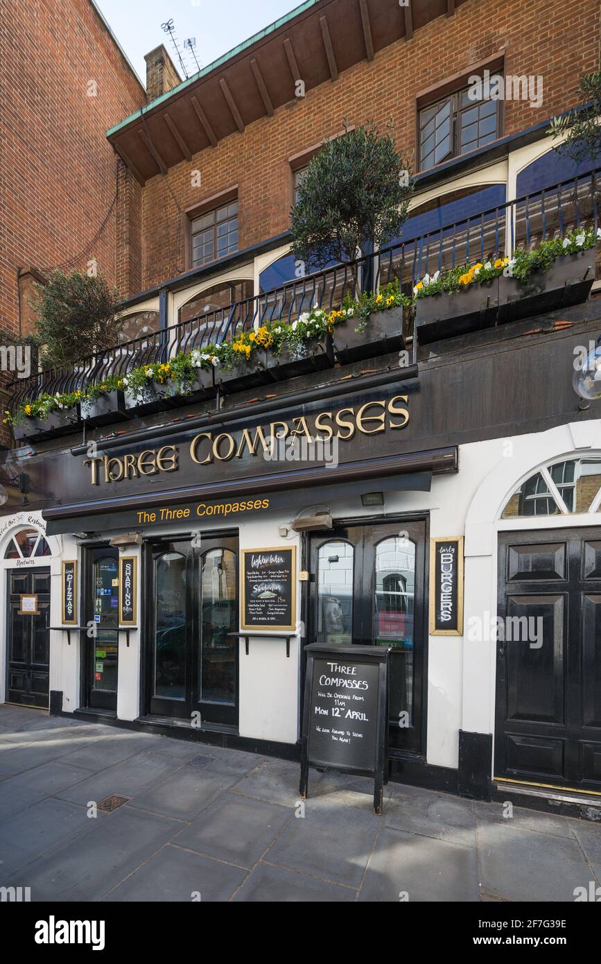 The Three Compasses pub and restaurant in Cowcross Street, Farringdon ...
