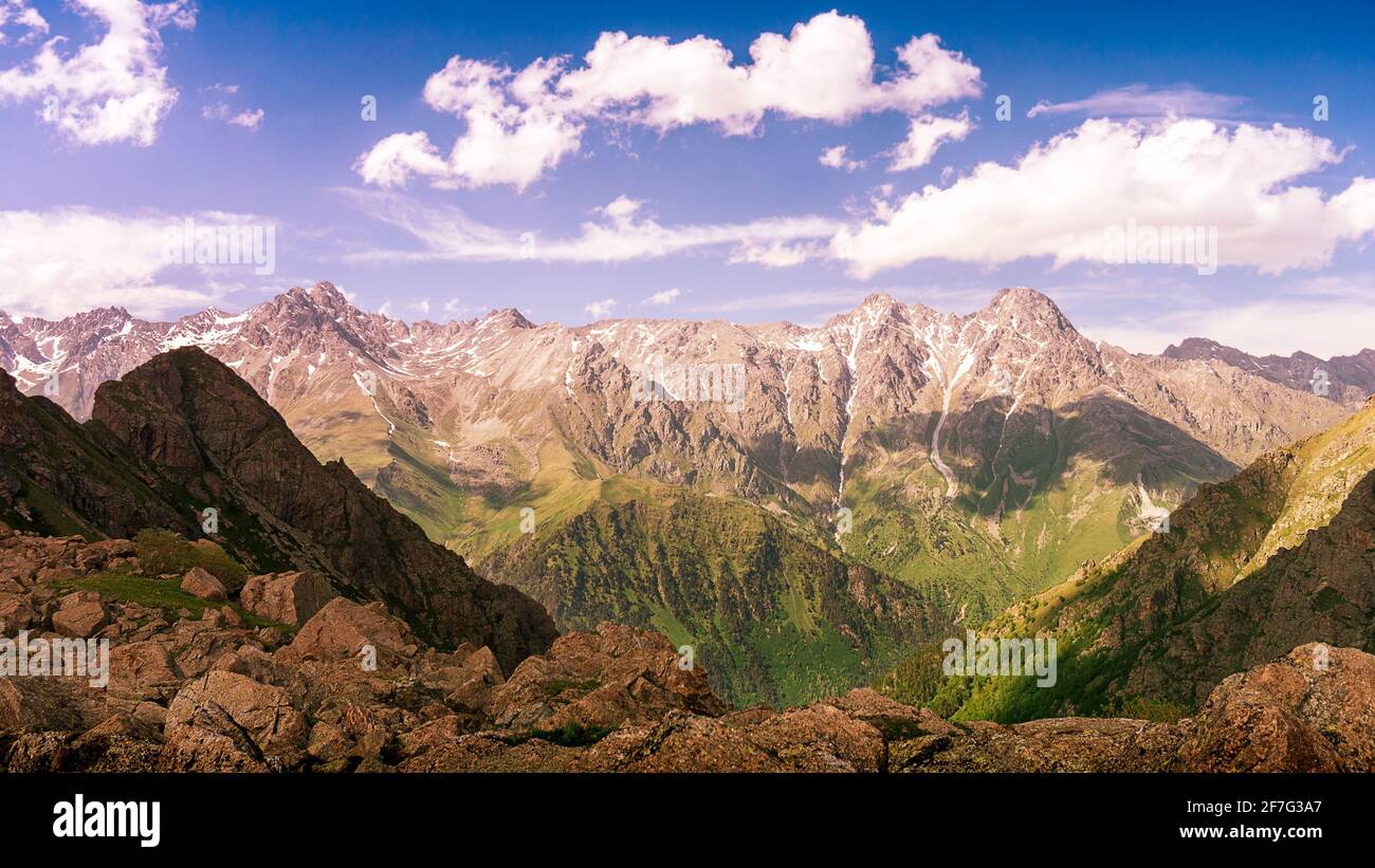 bright panoramic view of the mountain range at sunrise. Toned. HDR foto ...