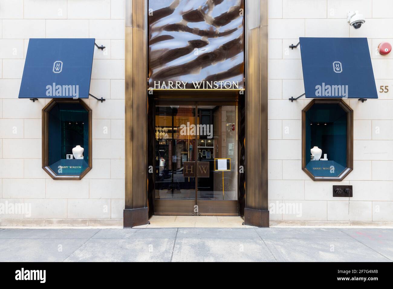 The exterior of a Harry Winston storefront on Rush Street in downtown ...