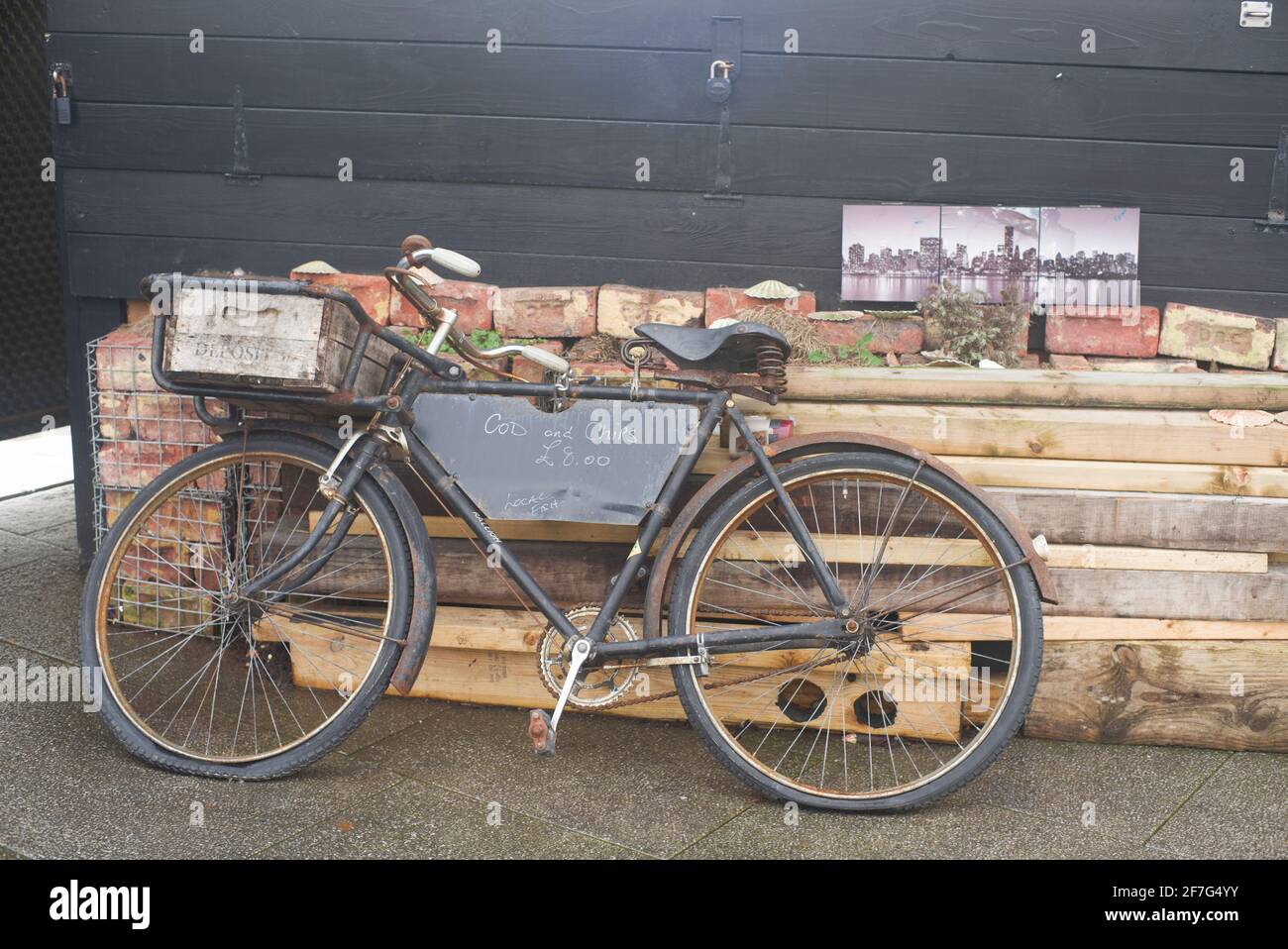 Fish chips in metal hi-res stock photography and images - Alamy