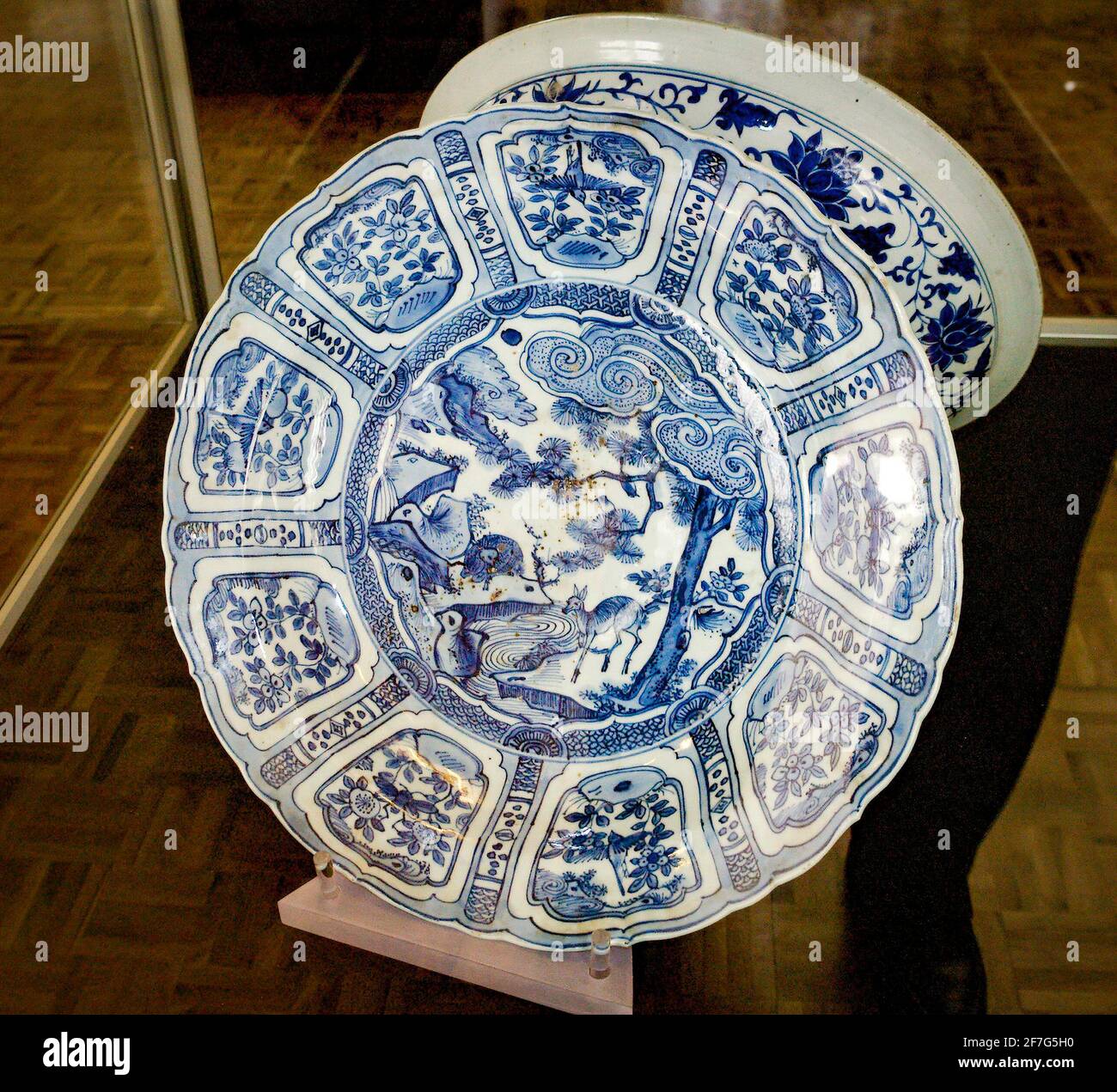 Safavid dynasty pottery hi-res stock photography and images - Alamy