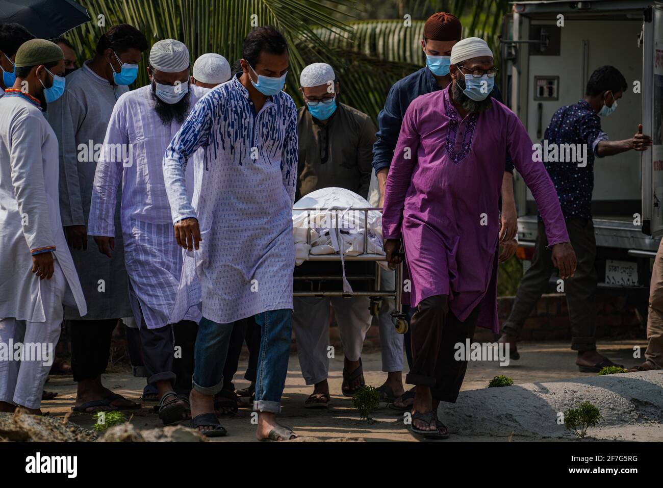 Dhaka, Dhaka, Bangladesh. 7th Apr, 2021. Relatives carry the body of a ...