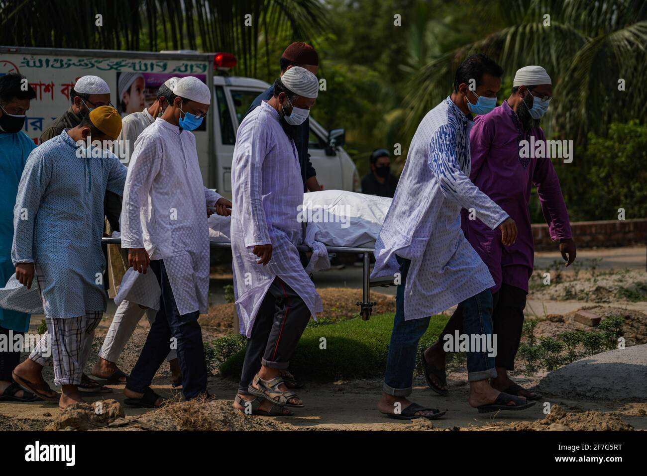 Dhaka, Dhaka, Bangladesh. 7th Apr, 2021. Relatives carry the body of a ...