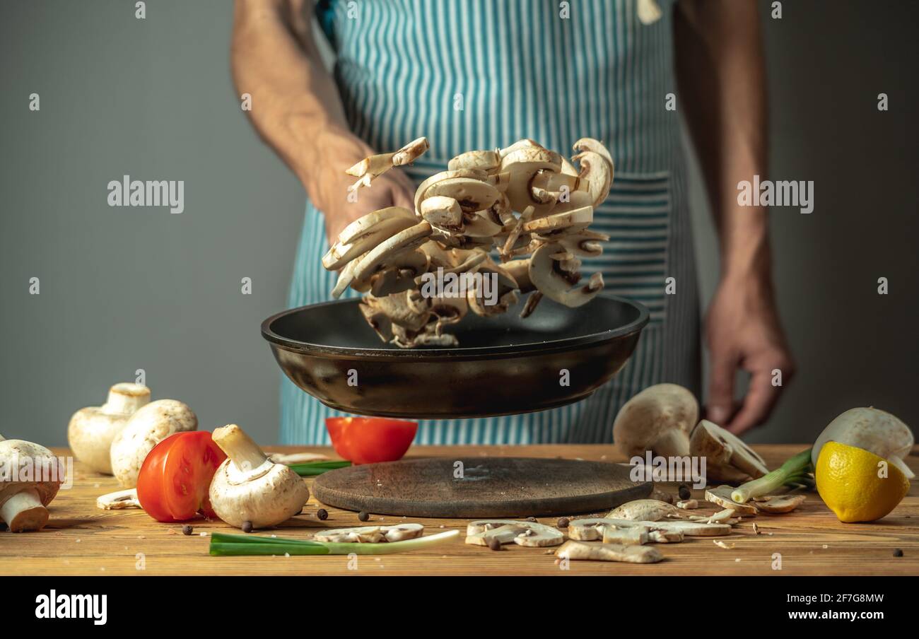 Chef tossing hi-res stock photography and images - Alamy