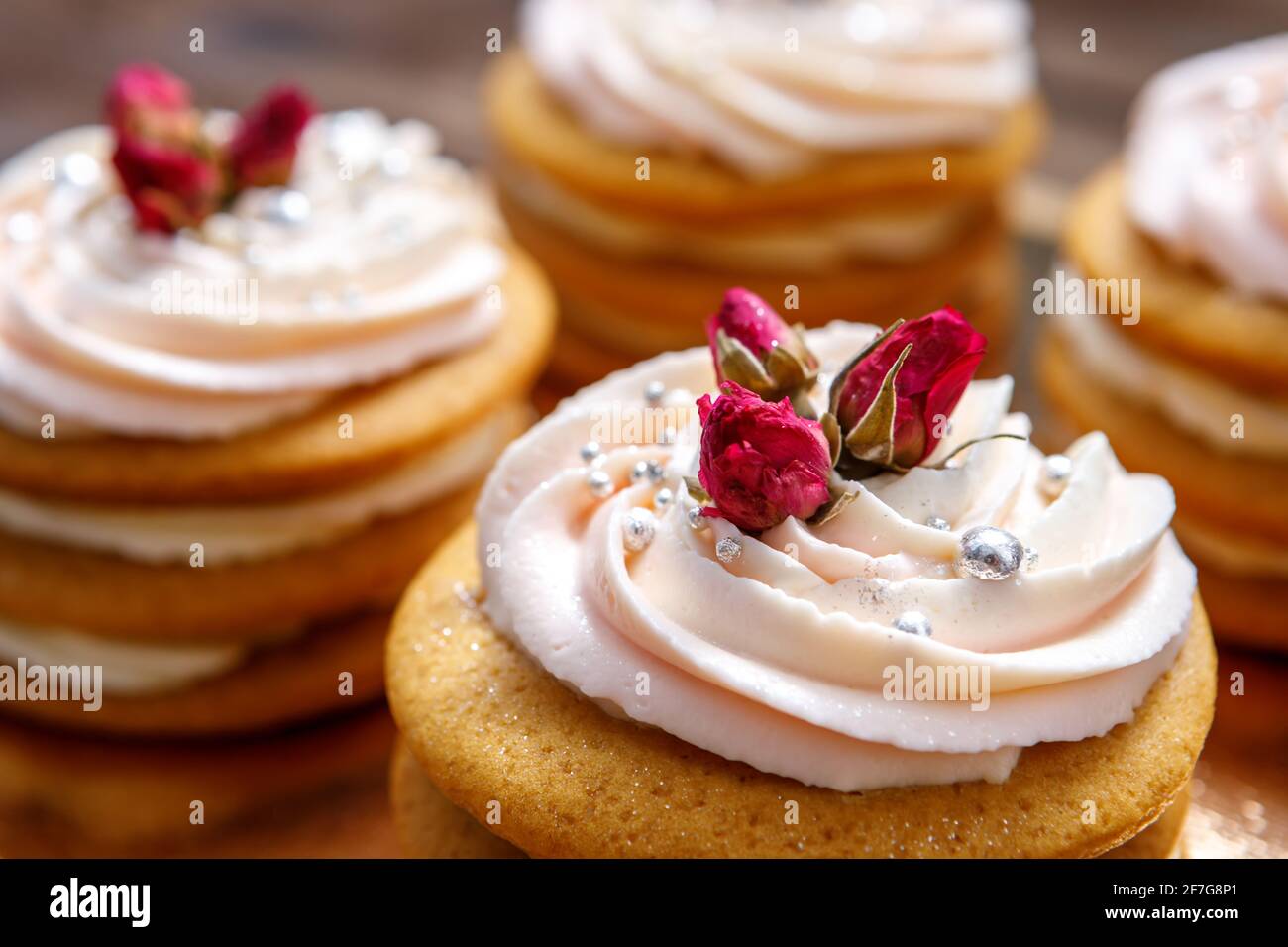 Cake and flower hi-res stock photography and images - Alamy
