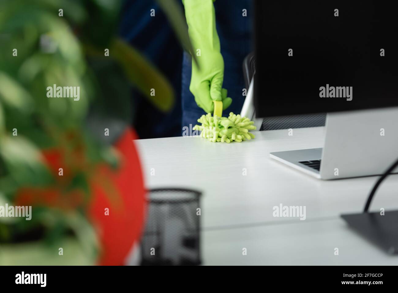 Person cleaning tables hi-res stock photography and images - Alamy