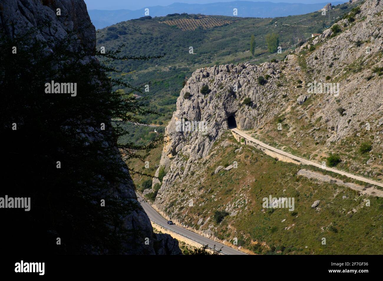 Hiking La Cuna trail above Zafarraya pass between Andalucía and Granada ...