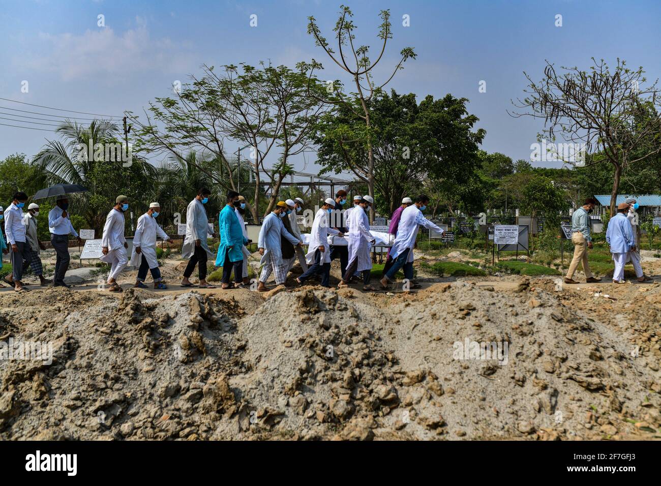 April 7, 2021: Relatives carry the body of a coronavirus victim for ...