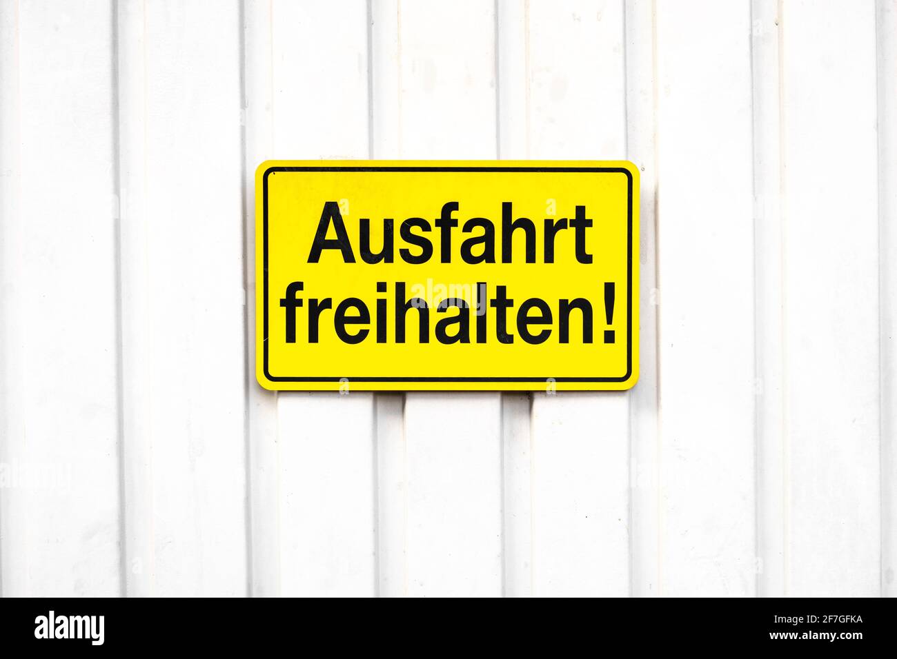 Warning Signal In German Meaning Keep Exit Road Clear Stock Photo Alamy warning-signal-in-german-meaning-keep-exit-road-clear-stock-photo-alamy