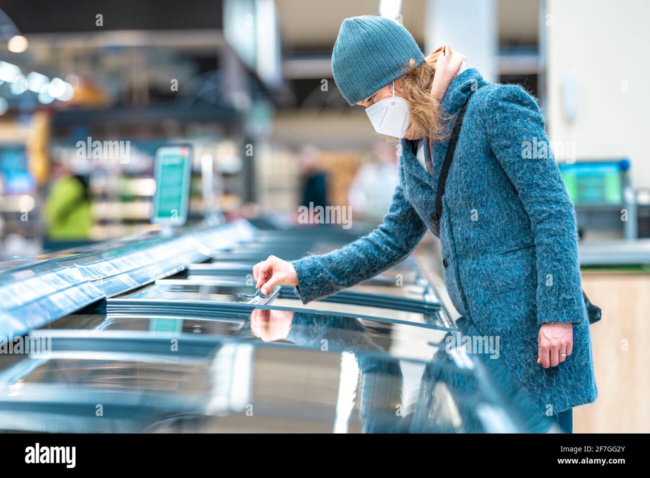 Person supermarket freezer door hi-res stock photography and images - Alamy