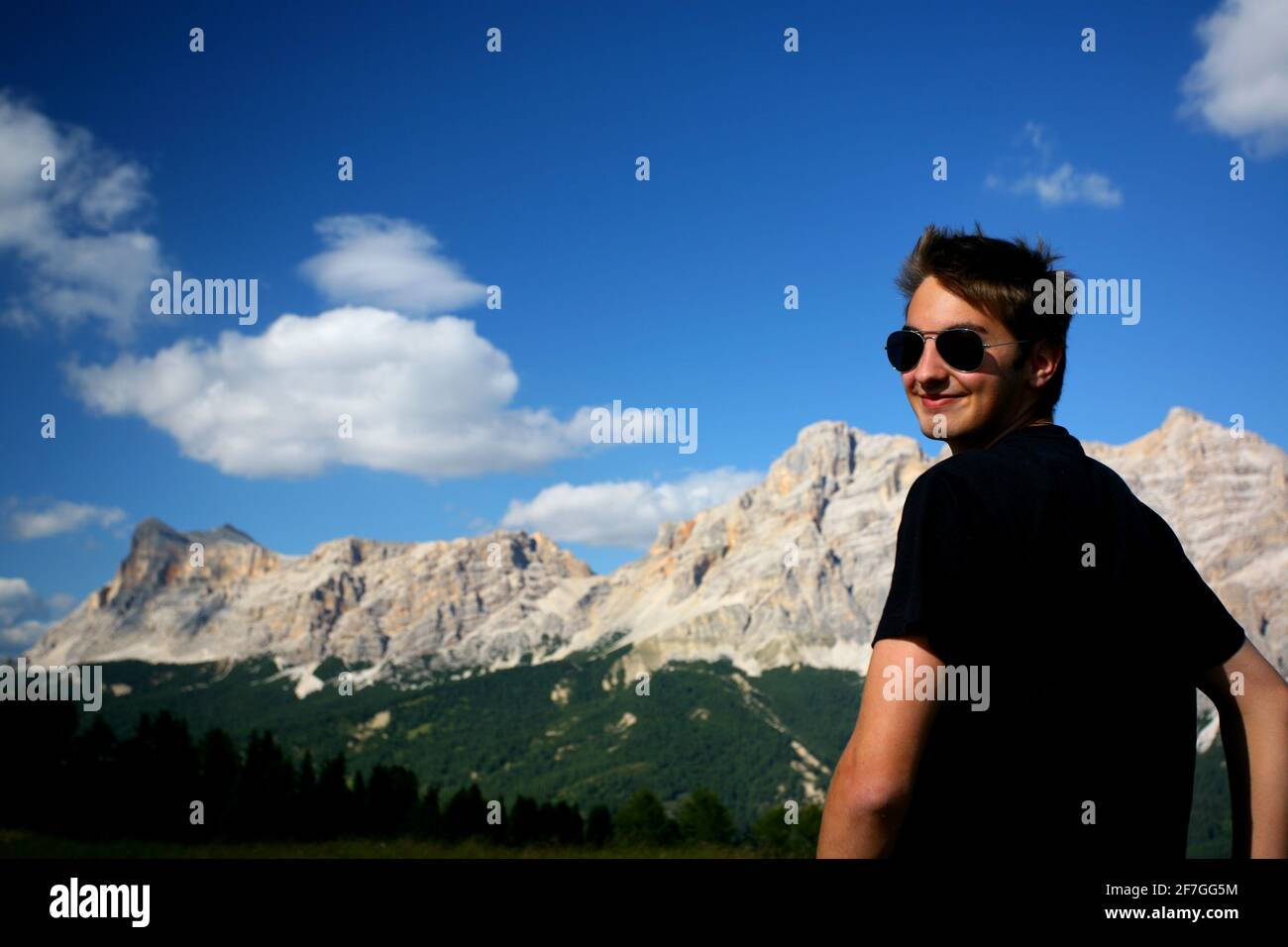 männlicher Bergwanderer genießt die Sonne beim Wandern durch die ...