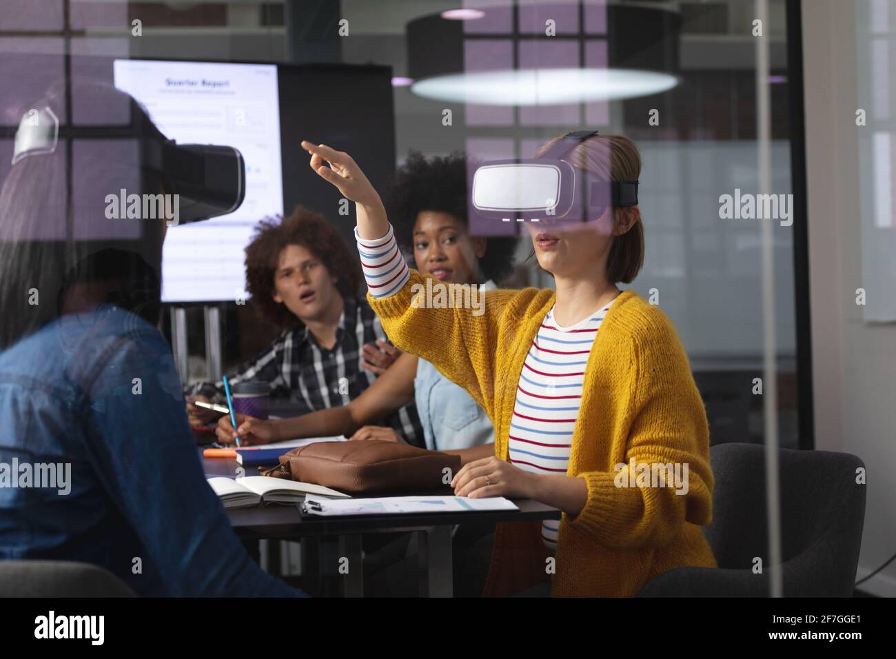 Vr group hi-res stock photography and images - Alamy