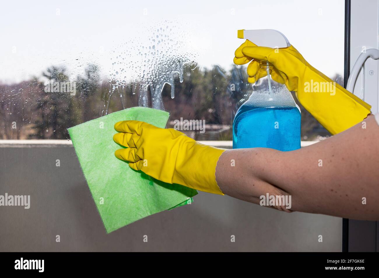 Office window cleaning woman hi-res stock photography and images - Alamy