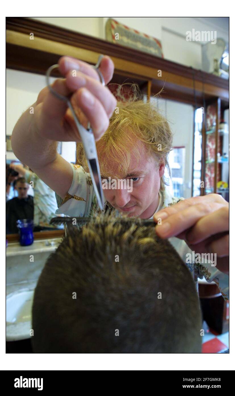 Vic Johnson Barber in his shop in Londonpic David Sandison 14/9/2001 ...