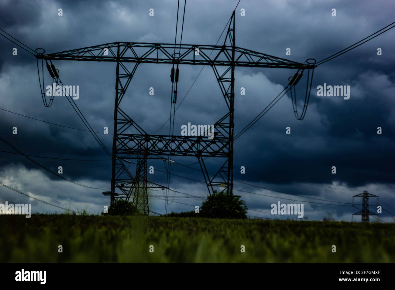 Pylons uk field hi-res stock photography and images - Alamy