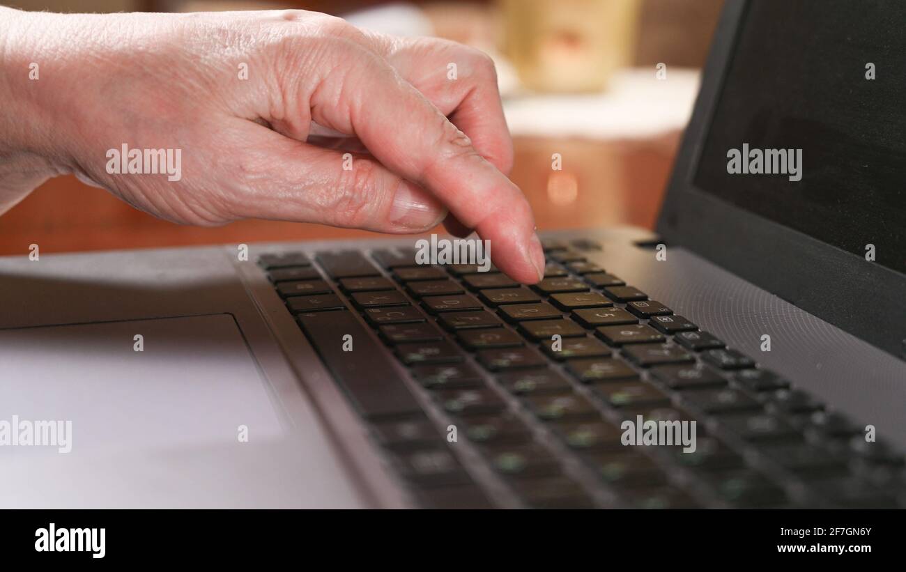 Elderly old lady typing text hi-res stock photography and images - Alamy