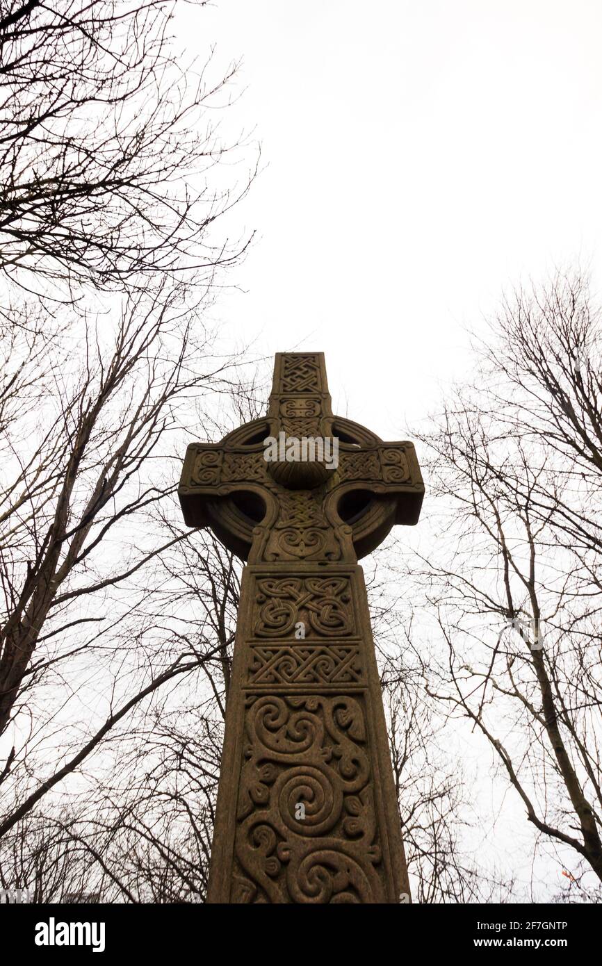 Carved tree cross hi-res stock photography and images - Alamy