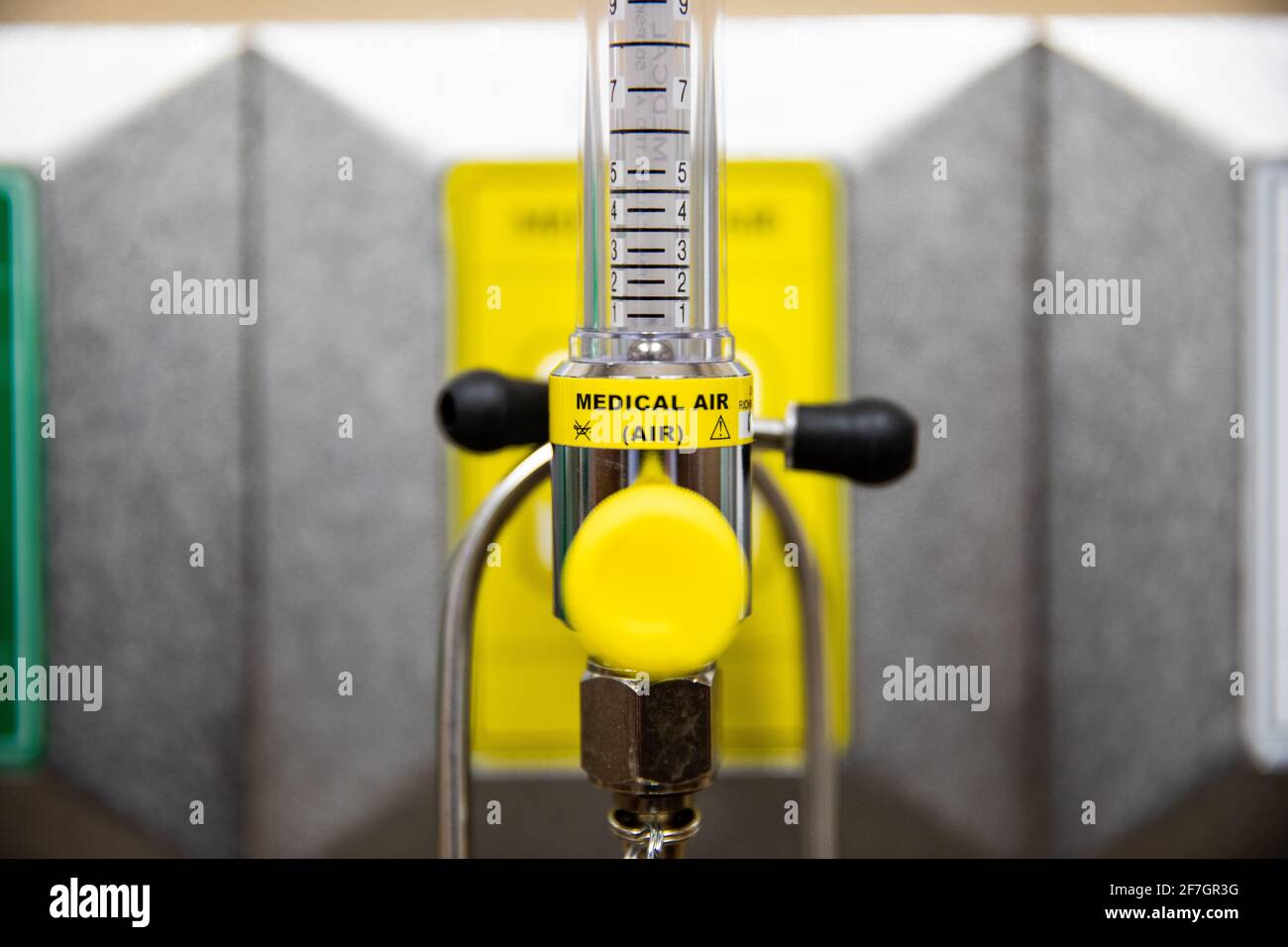 Hospital patient oxygen tank hi-res stock photography and images - Alamy