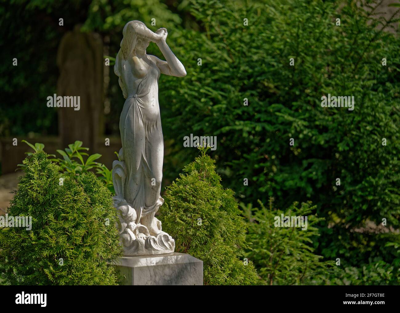 Grabskulptur, Frauenfigur aus Marmor, allegorical figure, Friedhof ...