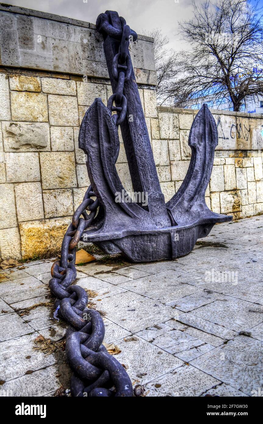 Large anchor chain hi-res stock photography and images - Alamy