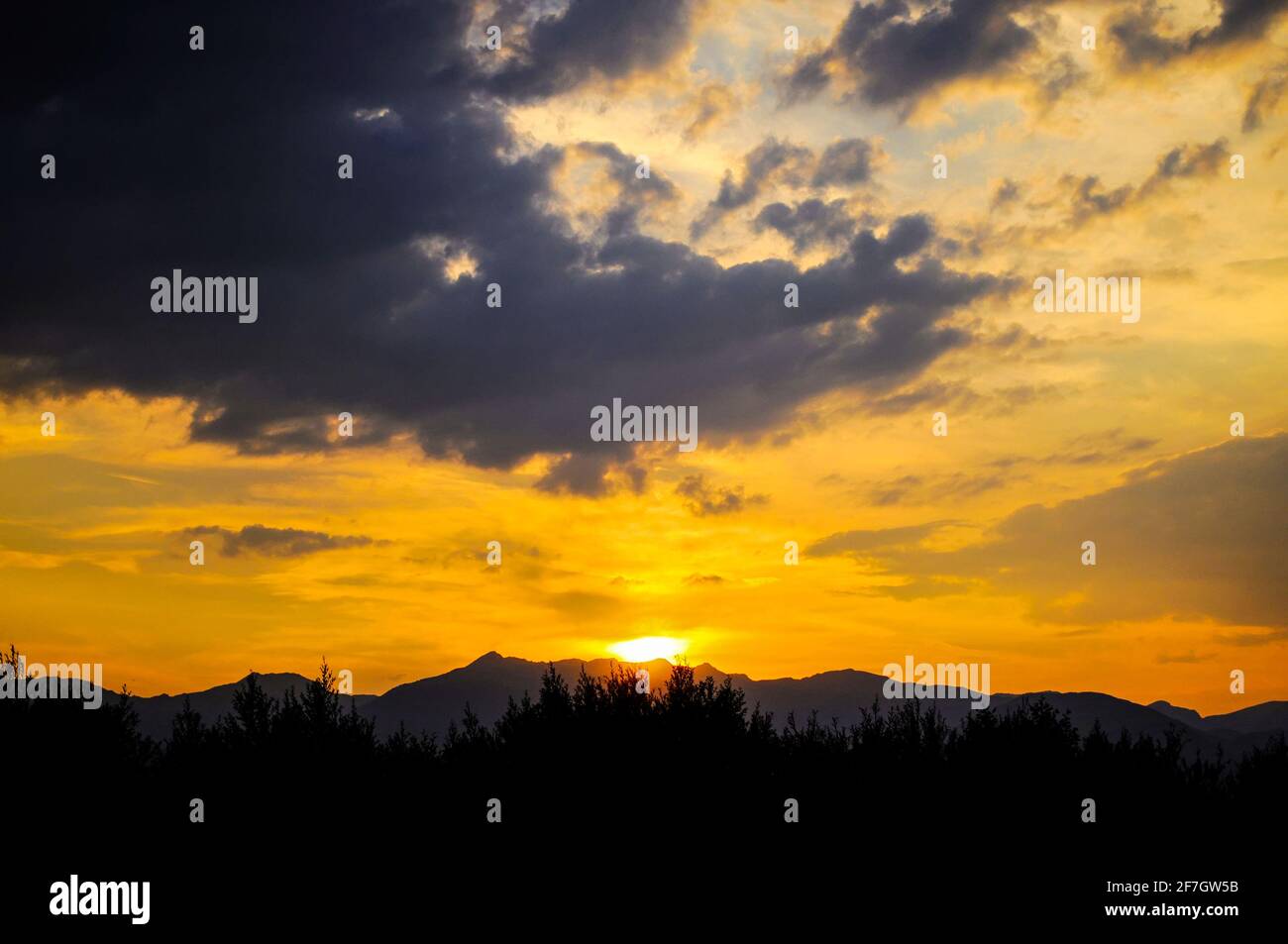 Beautiful mountain skyline hi-res stock photography and images - Alamy