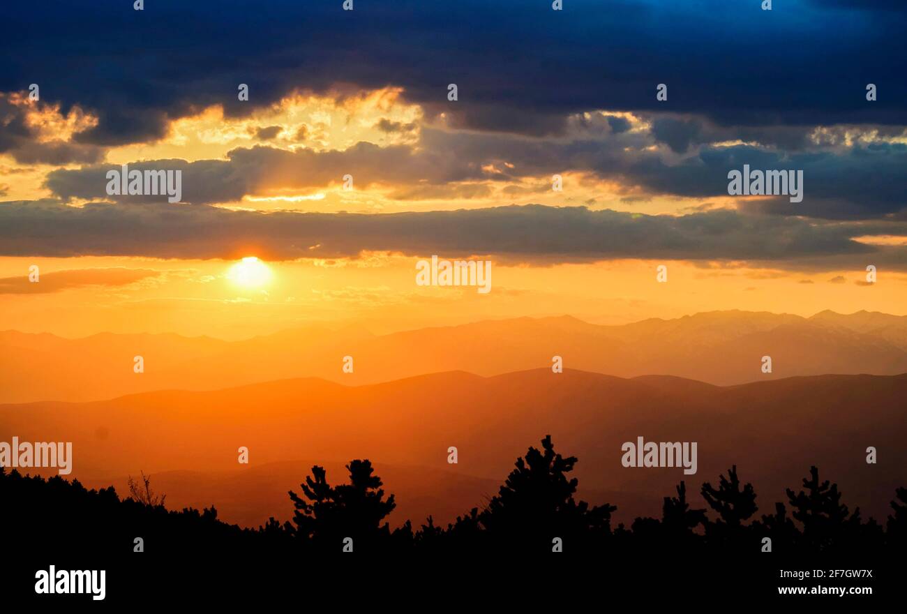 Sunset mountaintop hi-res stock photography and images - Alamy