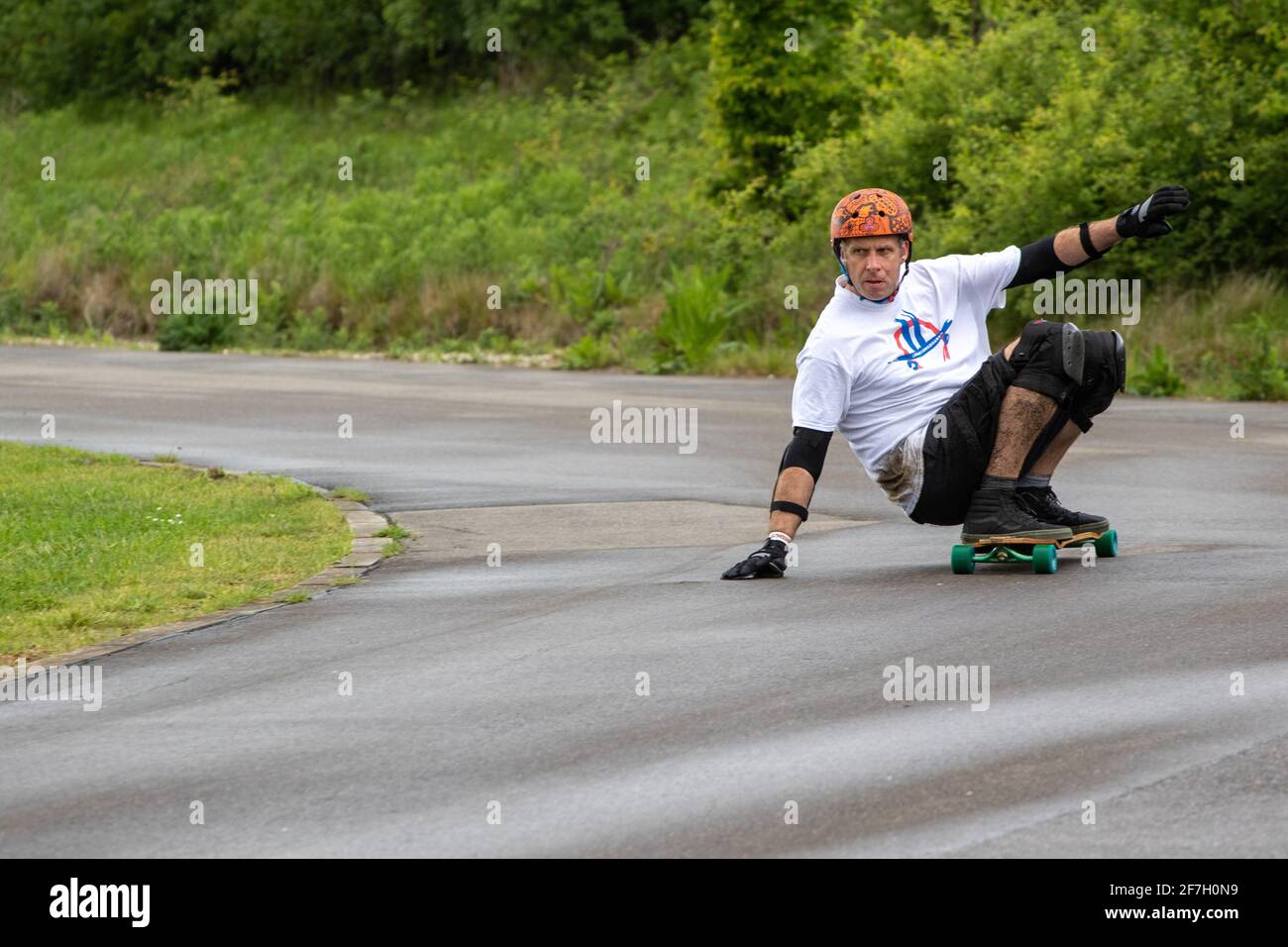 Downhill cornering hi-res stock photography and images - Alamy