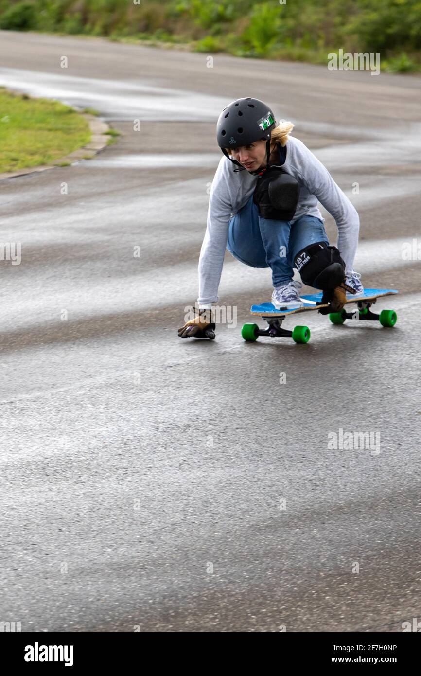 Downhill cornering hi-res stock photography and images - Alamy