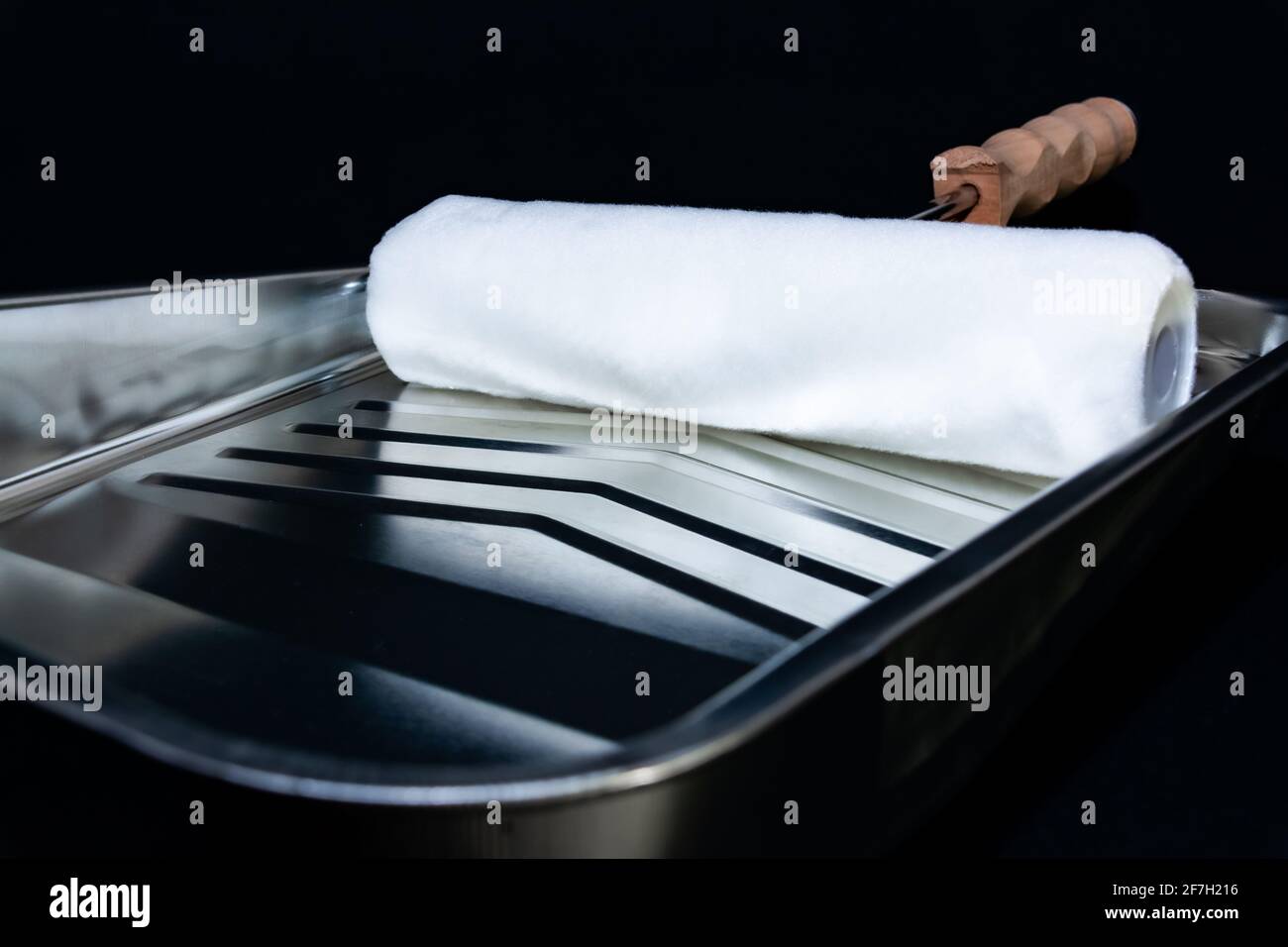 New metal paint pan and roller with black background Stock Photo - Alamy