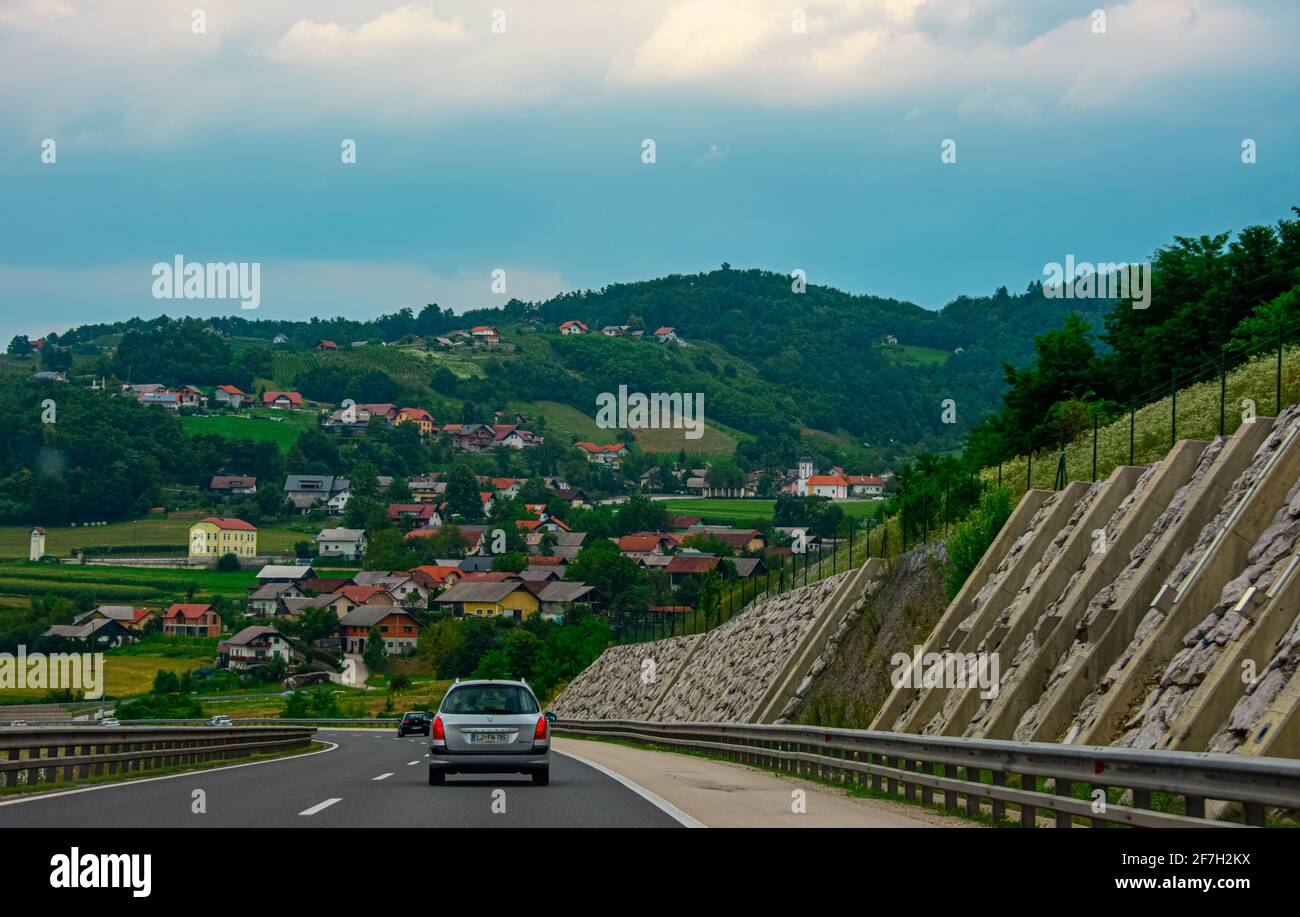 Two lane divided highway hi-res stock photography and images - Alamy