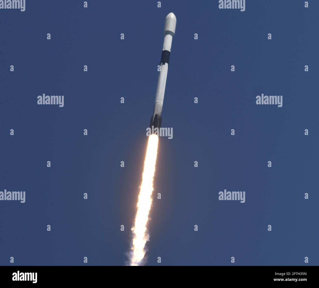 A SpaceX Falcon 9 rocket launches its 24th set of Starlink satellites ...