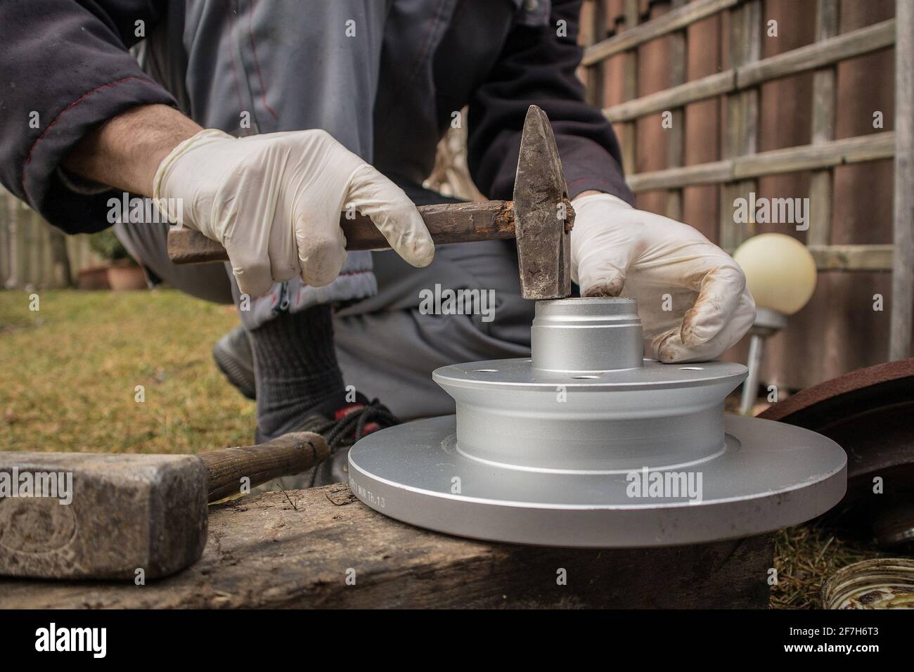 Fixing a race car hi-res stock photography and images - Alamy