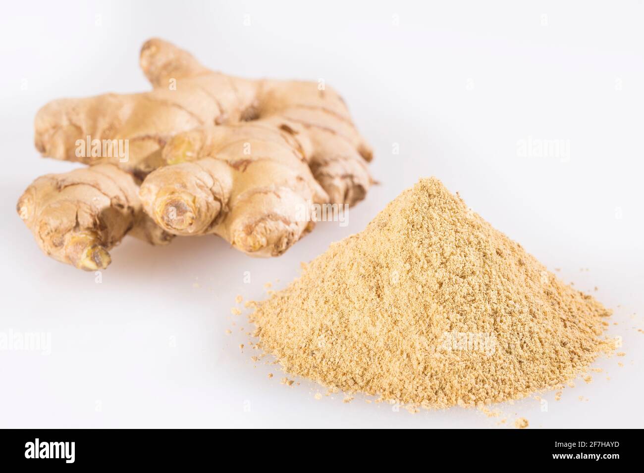 Ginger root and ginger powder - Zingiber officinale Stock Photo - Alamy