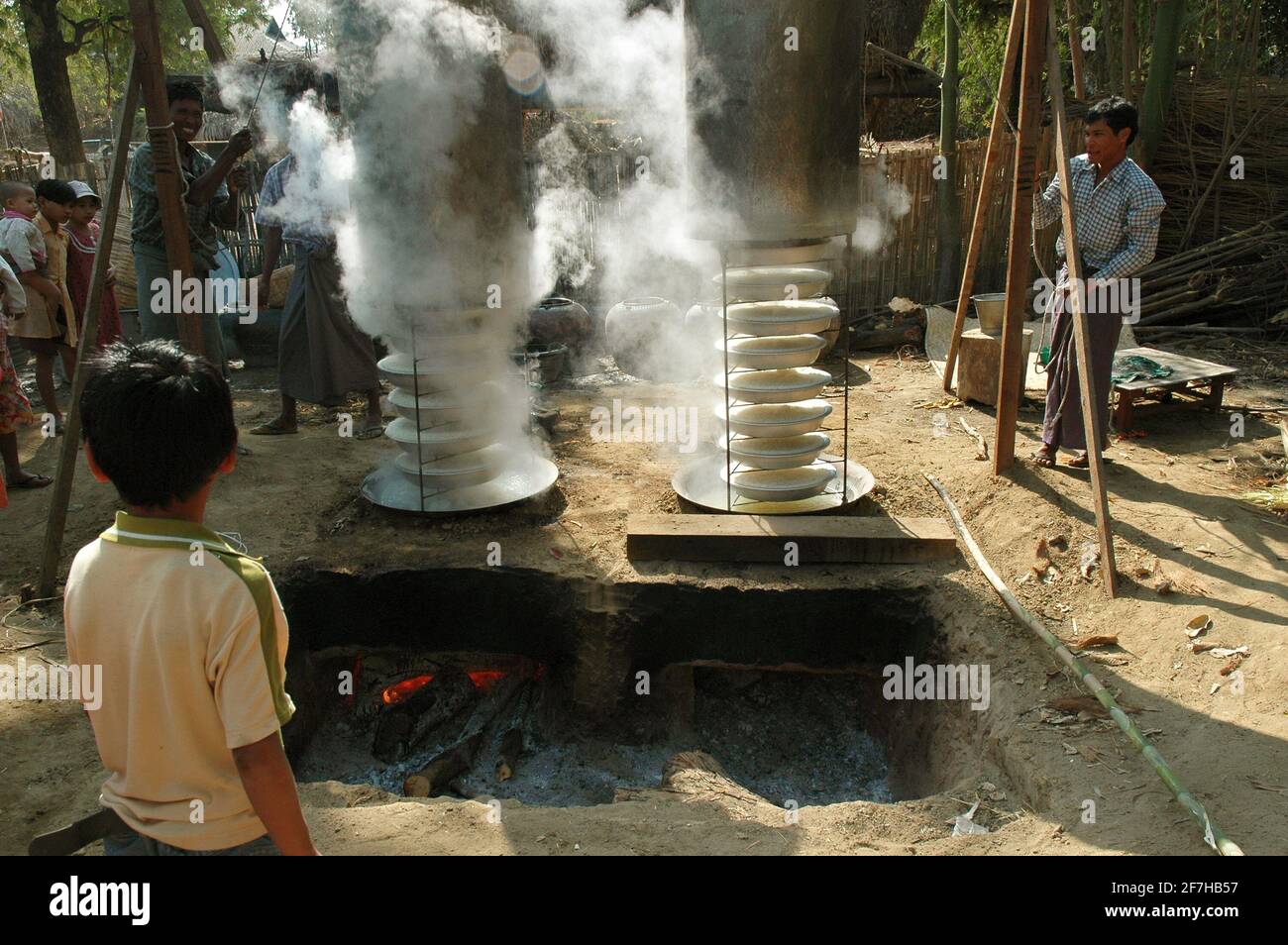 Large cooking pots hi-res stock photography and images - Alamy