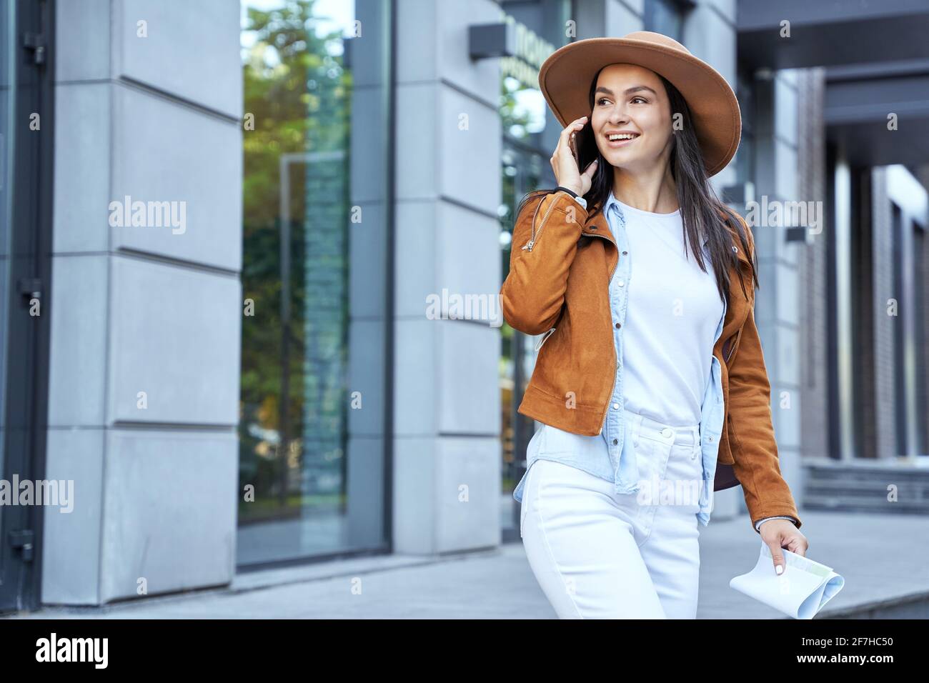 Lady map walking along street hi-res stock photography and images - Alamy