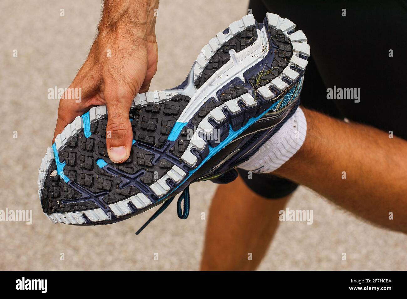 Man standing on one leg hi-res stock photography and images - Alamy