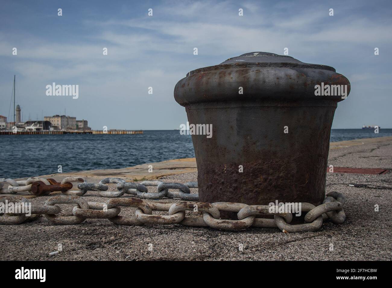 Bollards chain hi-res stock photography and images - Alamy